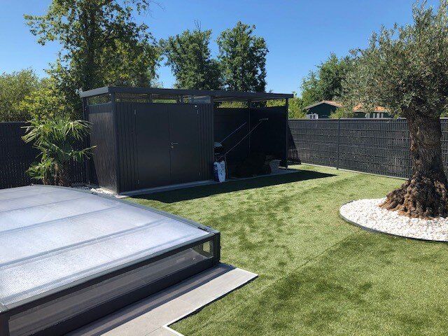 Stilvolle Gartenhütte aus Metall mit Flachdach - Biohort Deutschland